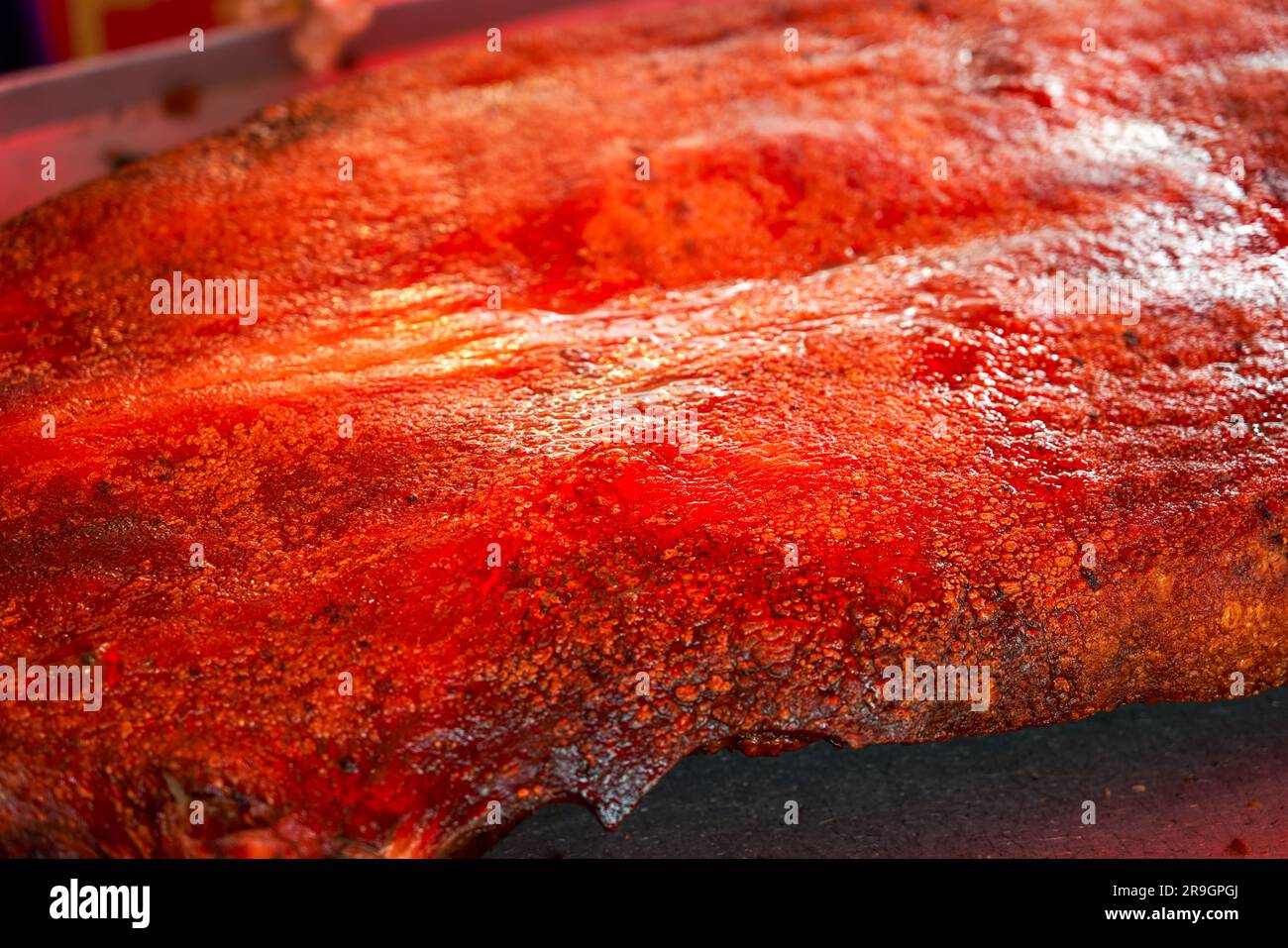 Freshly baked crispy suckling pork, a whole pig with crispy skin Stock ...