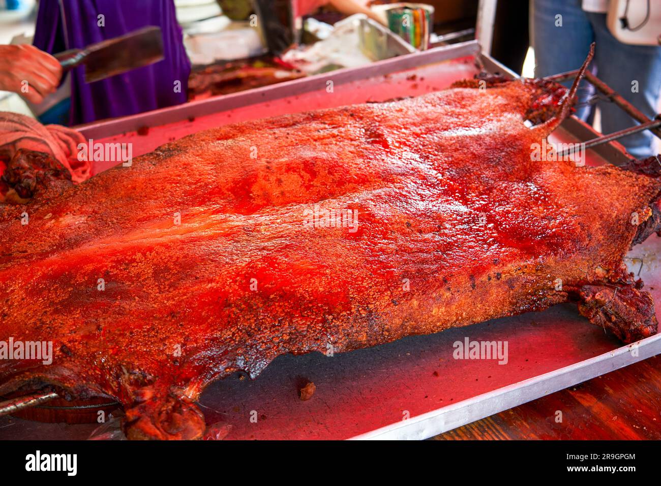 Freshly baked crispy suckling pork, a whole pig with crispy skin Stock ...