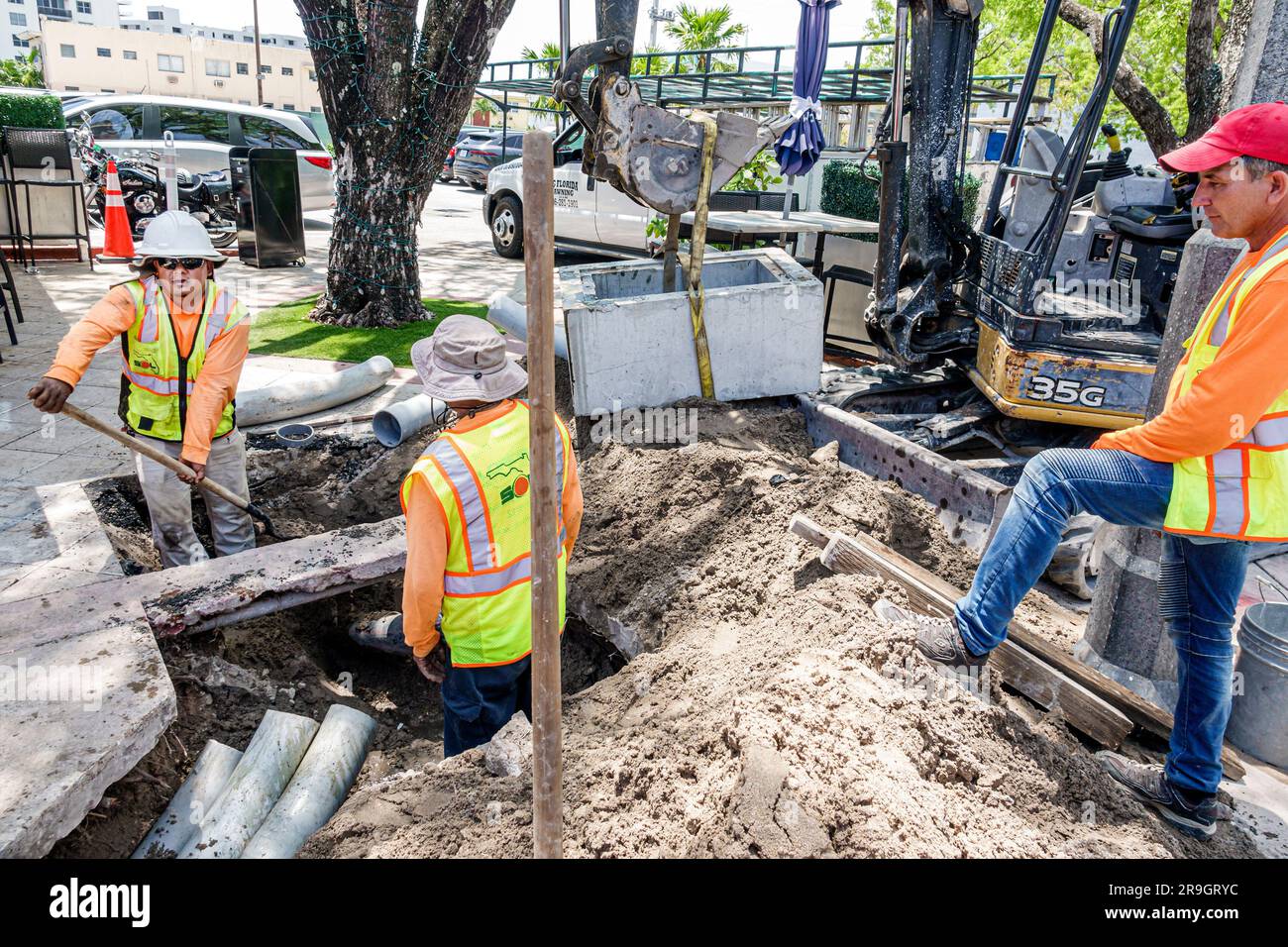Reflective safety vests wearing digging hi-res stock photography and ...