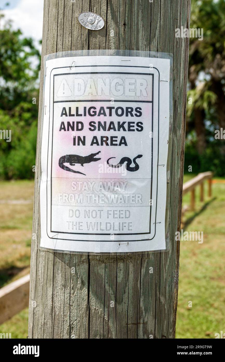 Alligators snakes area sign warning hi-res stock photography and images ...