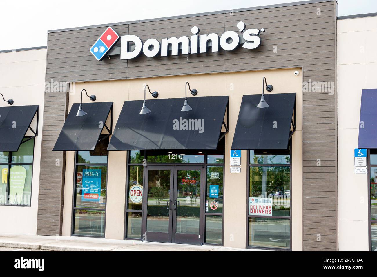 Dominos pizza restaurant entrance hi-res stock photography and images ...