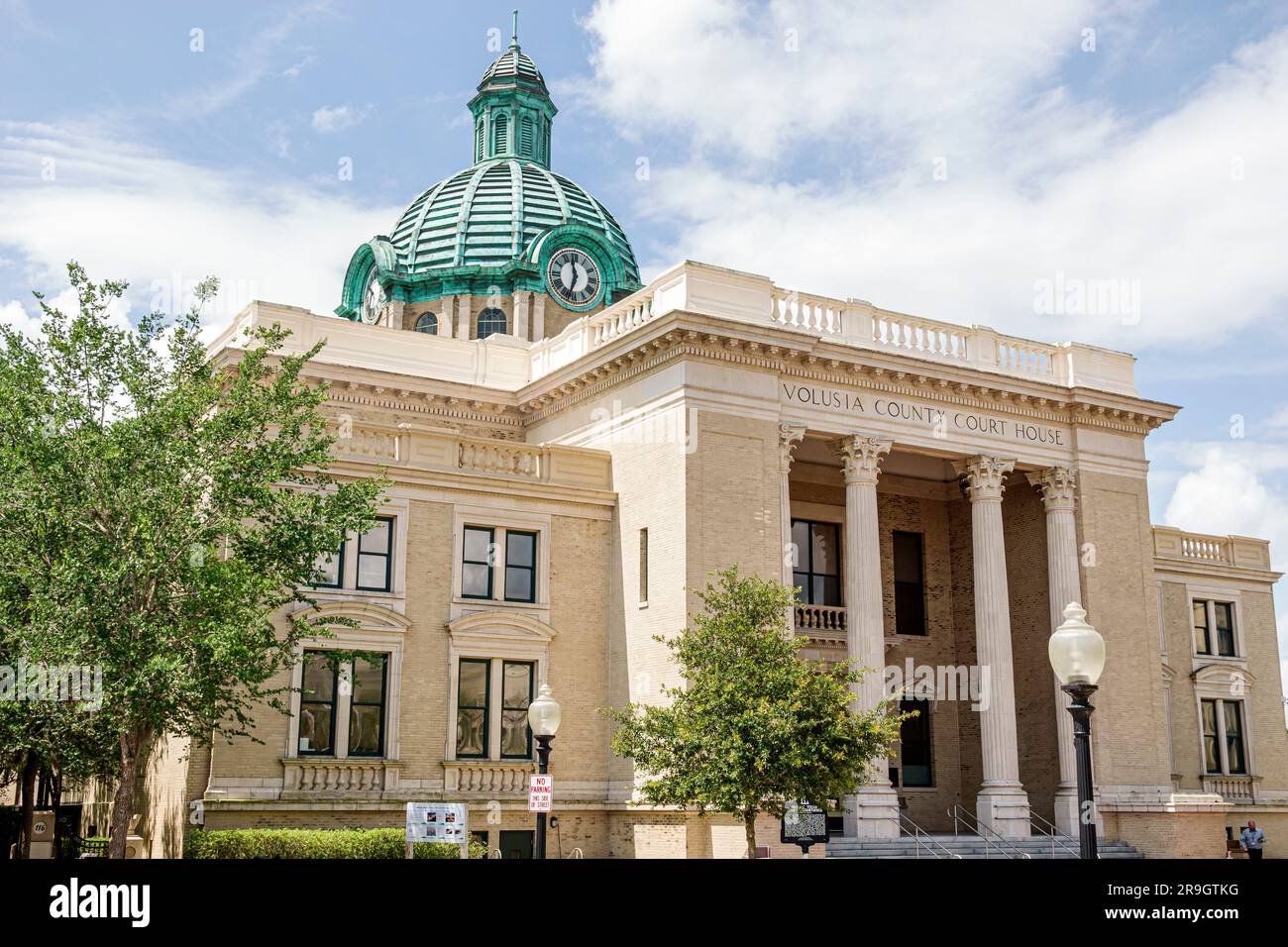 Outside court house hi-res stock photography and images - Alamy