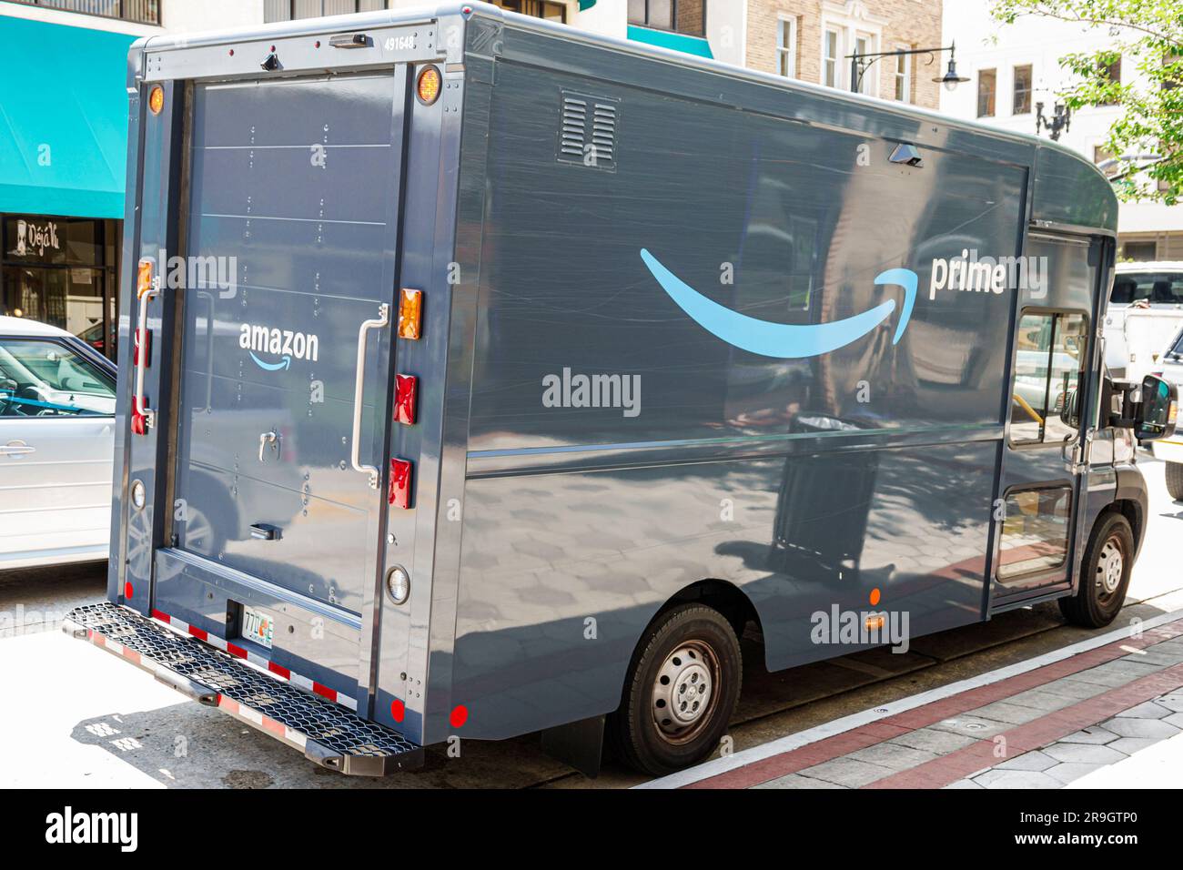 Amazon prime delivery van hi-res stock photography and images - Alamy