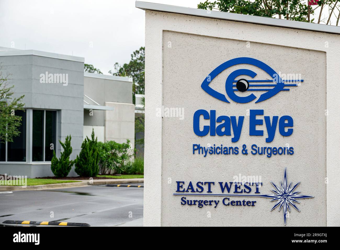 Physicians and surgeons building hi-res stock photography and images ...