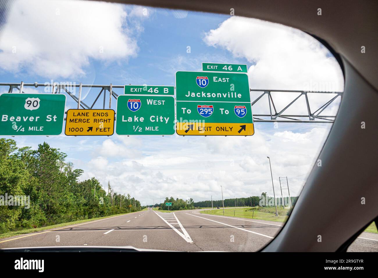 Overhead signs hi-res stock photography and images - Alamy