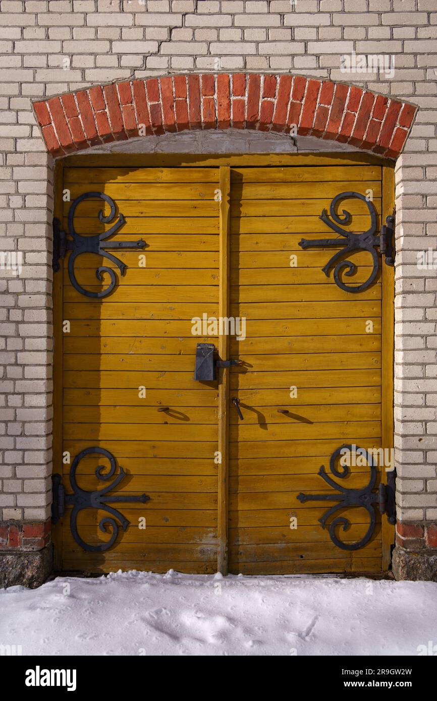 Closed door double doors hi-res stock photography and images - Alamy
