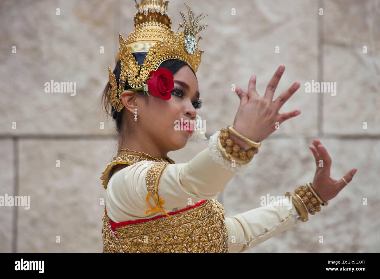 Cambodian dancer hi-res stock photography and images - Alamy