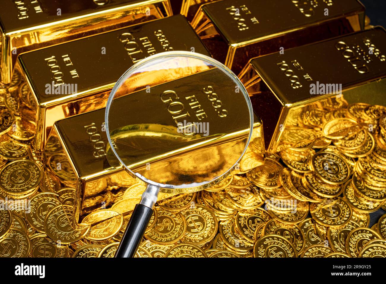 Pile coins magnifying glass hi-res stock photography and images - Alamy