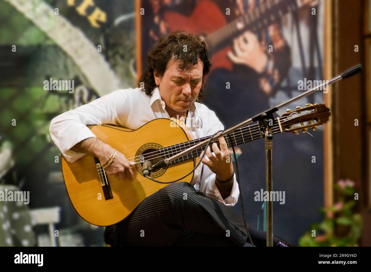 Spanish flamenco guitar player hi-res stock photography and images - Alamy