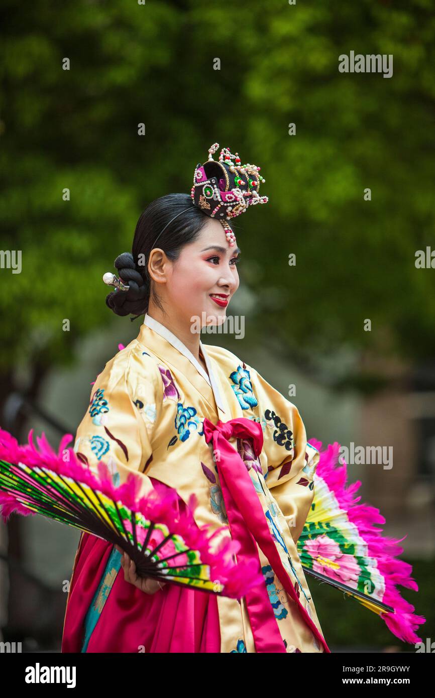 Traditional folk dancer with fans at Korean Festival, Getty Center, Los ...