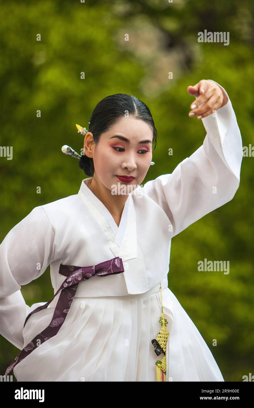 Traditional folk dancer at Korean Festival at the Getty Center in Los ...