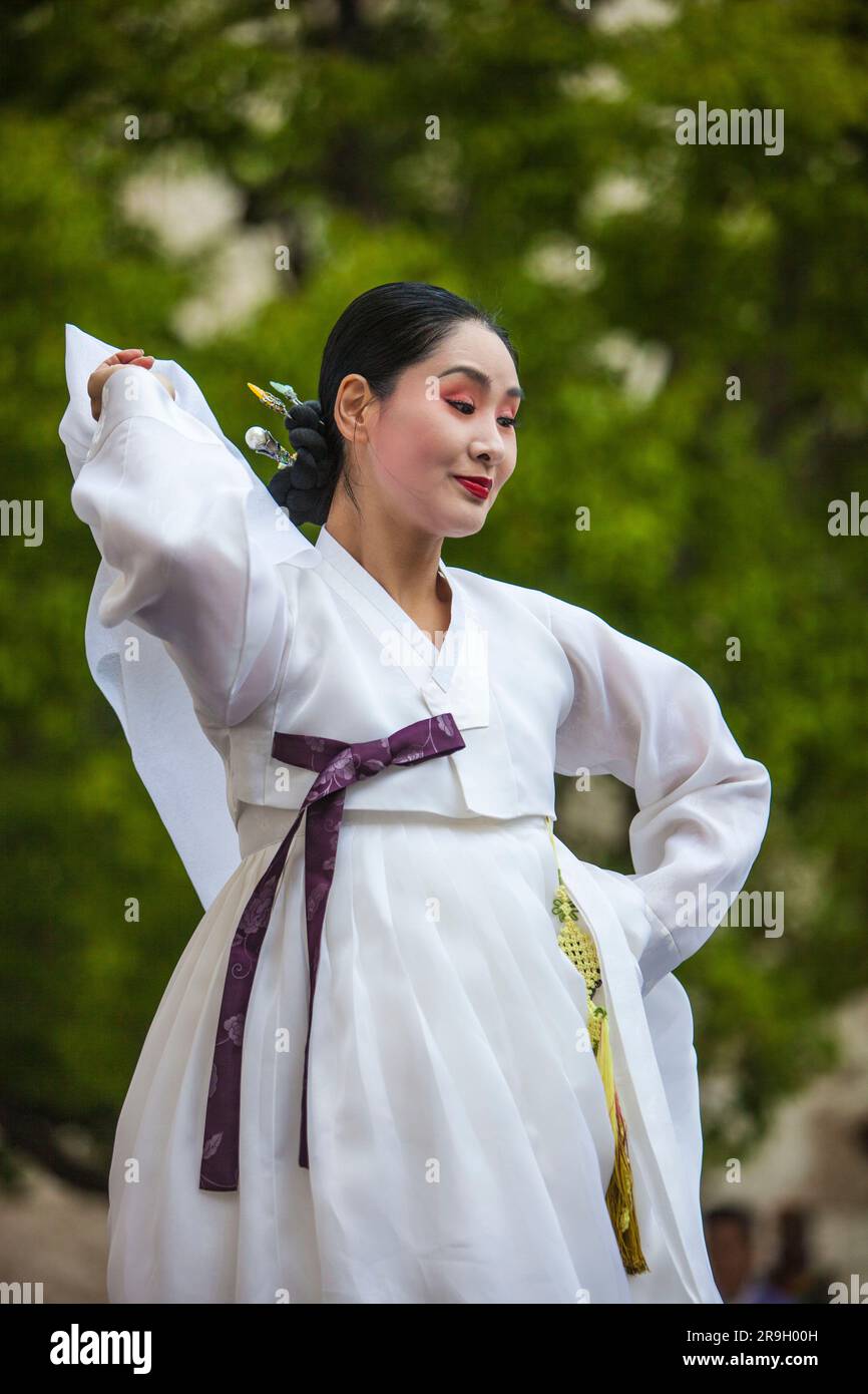 Korean dancer hi-res stock photography and images - Alamy