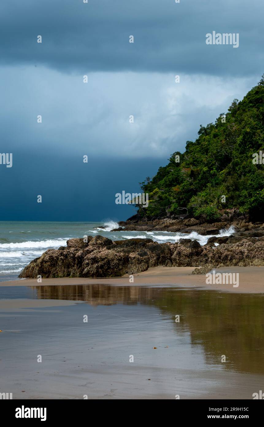 Shoreline rocks hi-res stock photography and images - Alamy