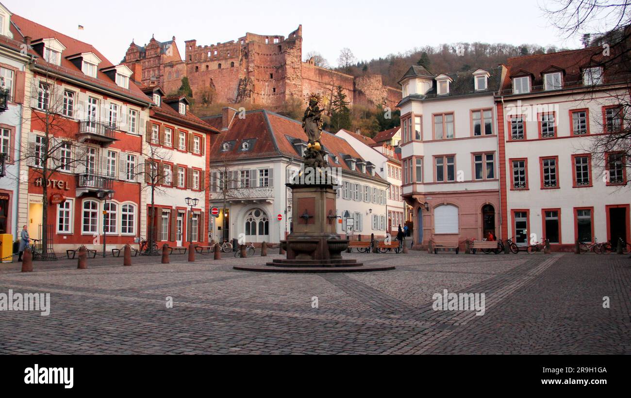 Kornmarkt, small square with baroque fountain, Muttergottesbrunnen ...