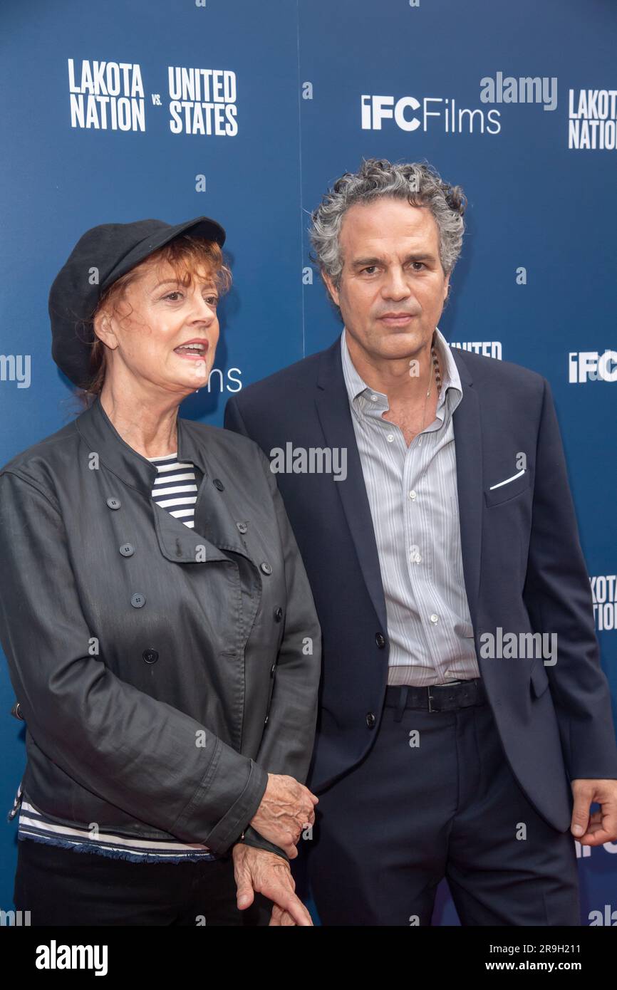 NEW YORK, NEW YORK - JUNE 26: Susan Sarandon and Mark Ruffalo attend ...