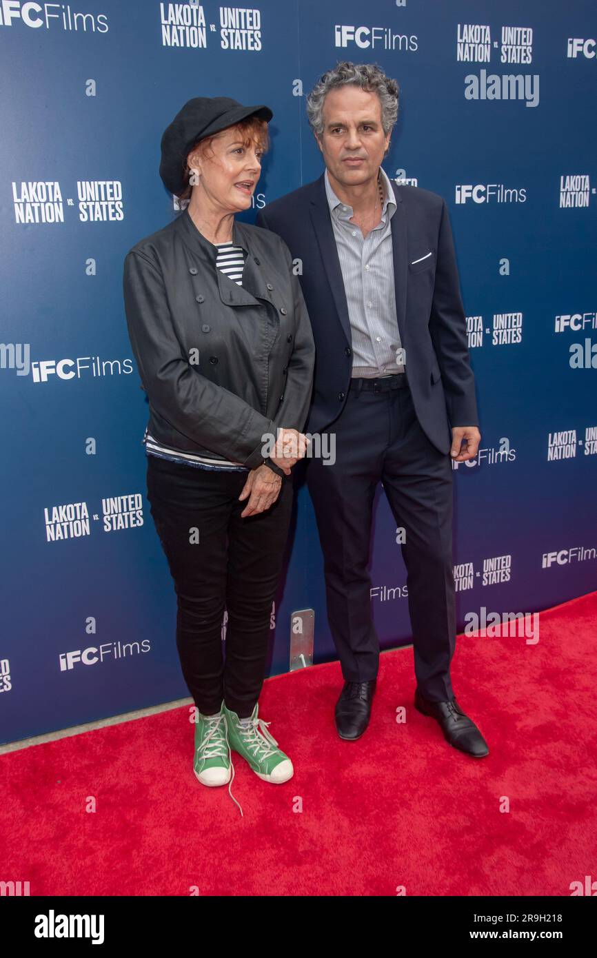 NEW YORK, NEW YORK - JUNE 26: Susan Sarandon and Mark Ruffalo attend ...