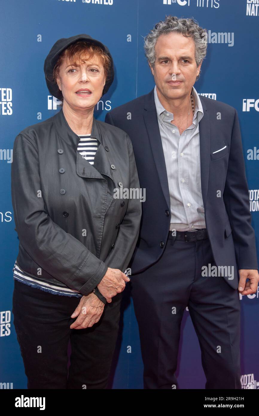 NEW YORK, NEW YORK - JUNE 26: Susan Sarandon and Mark Ruffalo attend ...