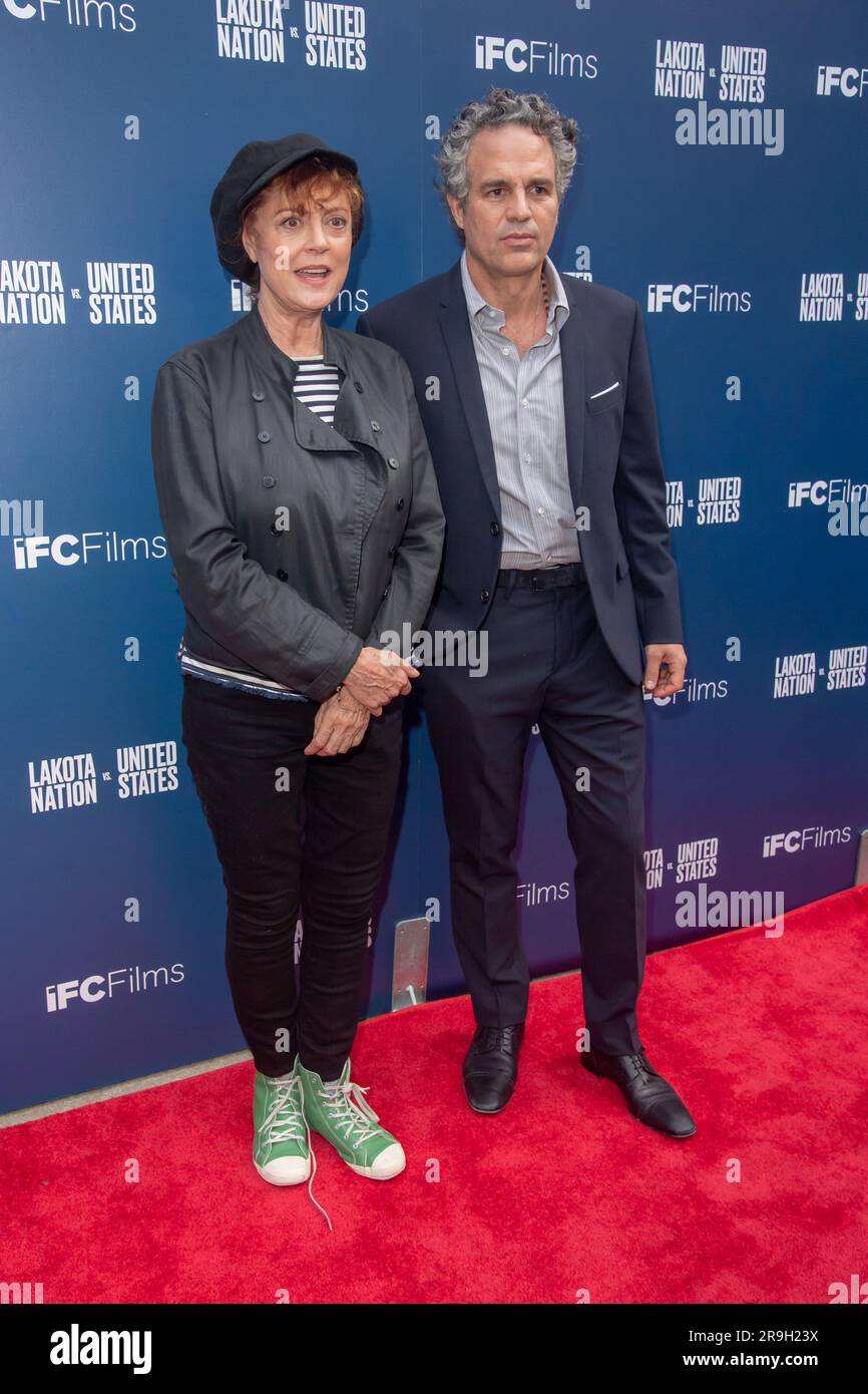 NEW YORK, NEW YORK - JUNE 26: Susan Sarandon and Mark Ruffalo attend ...
