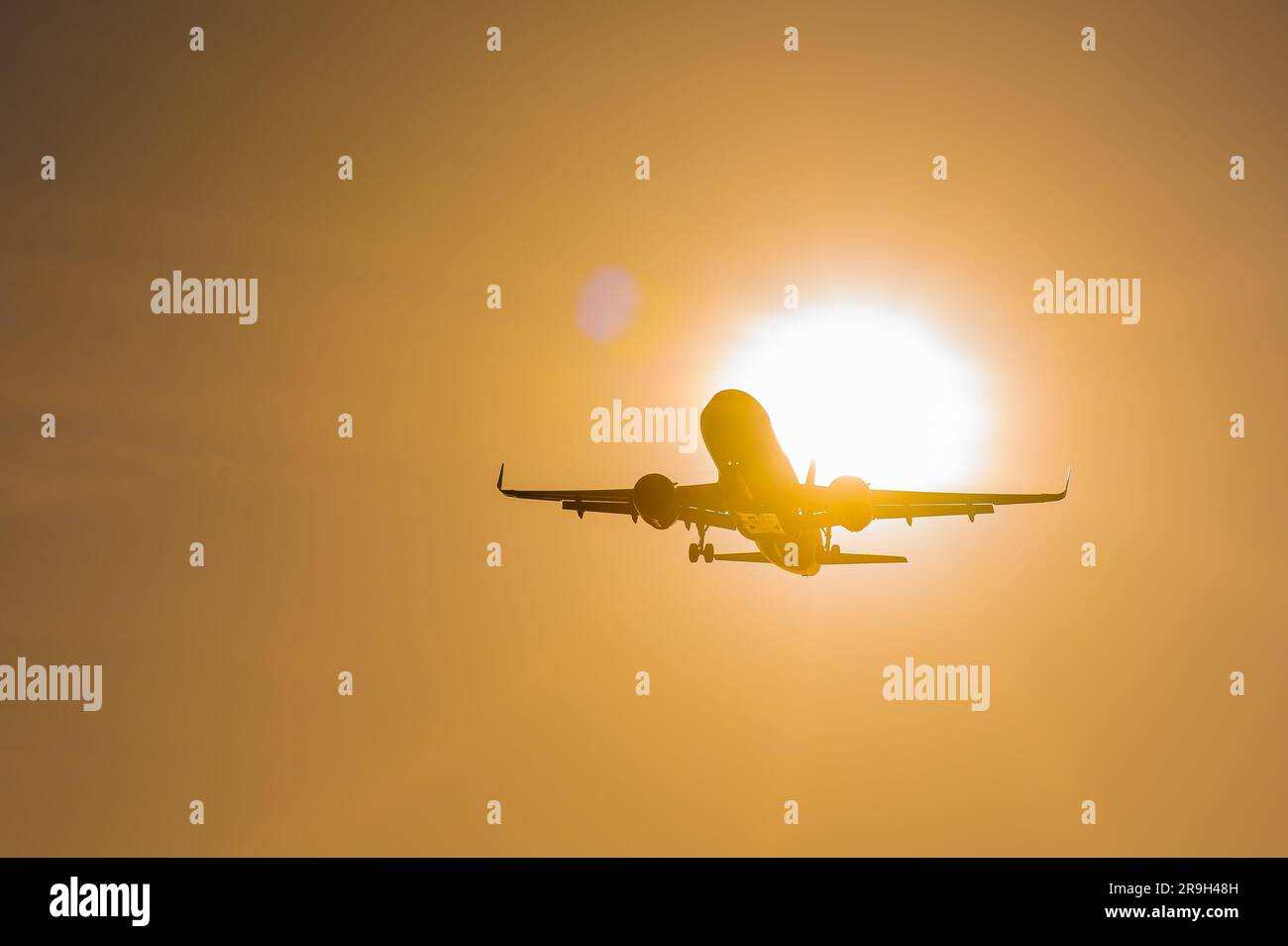 Bottom view passenger aircraft hi-res stock photography and images - Alamy
