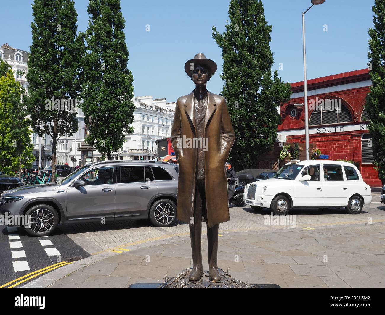 LONDON, UK - JUNE 09, 2023: Statue of Hungarian composer Bela Bartok by ...