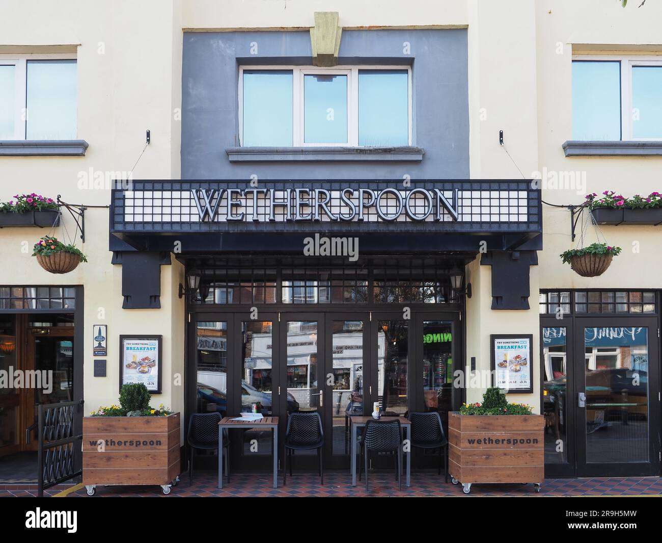 Wetherspoon logo hi-res stock photography and images - Alamy