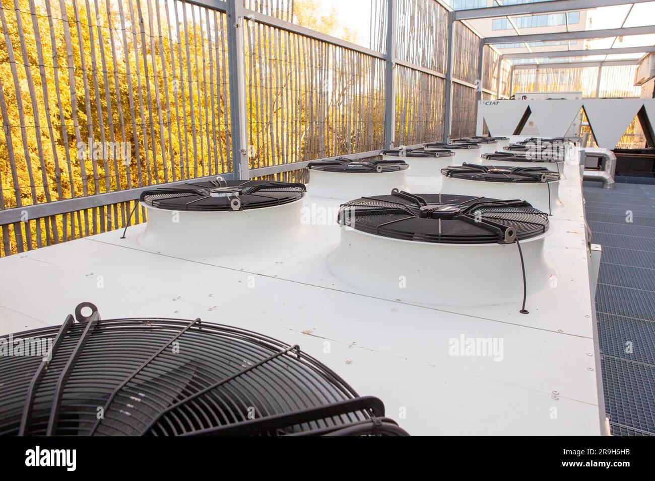 on an flat roof there cooling air conditioning on an big building Stock ...