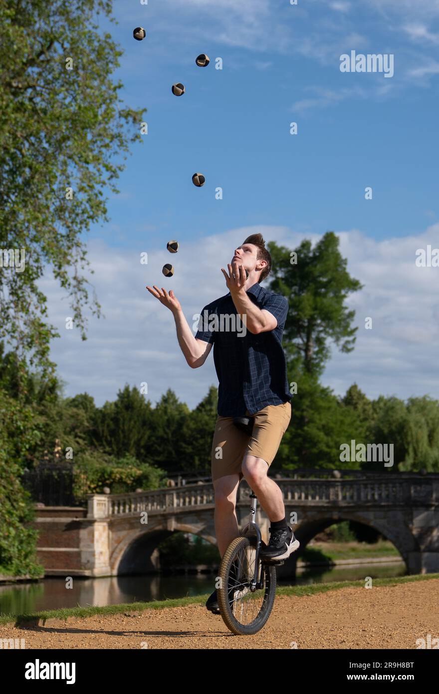 Cambridge University PhD student James Cozens juggling seven balls ...