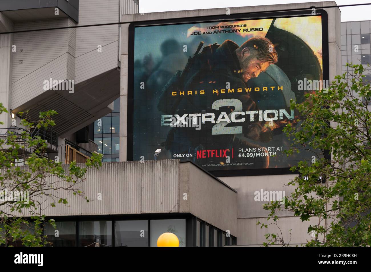 Display advert for Extraction 2 with image of Chris Hemsworth ...