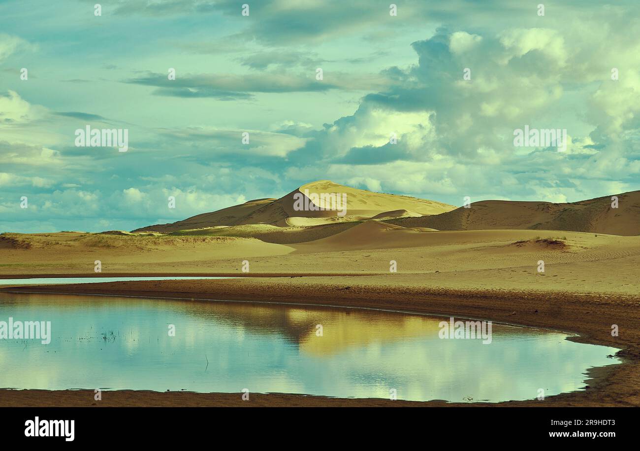 Mongolia. Sands Mongol Els, sandy dune desert, bright sunny day Stock ...