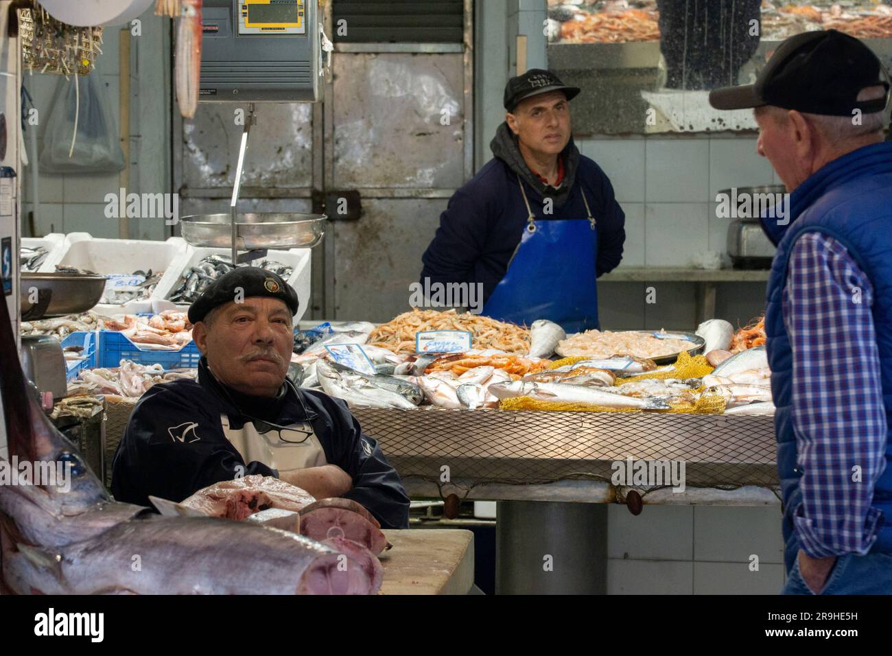 Fish men mongers in action at ortigia fish market siracuse hi-res stock ...