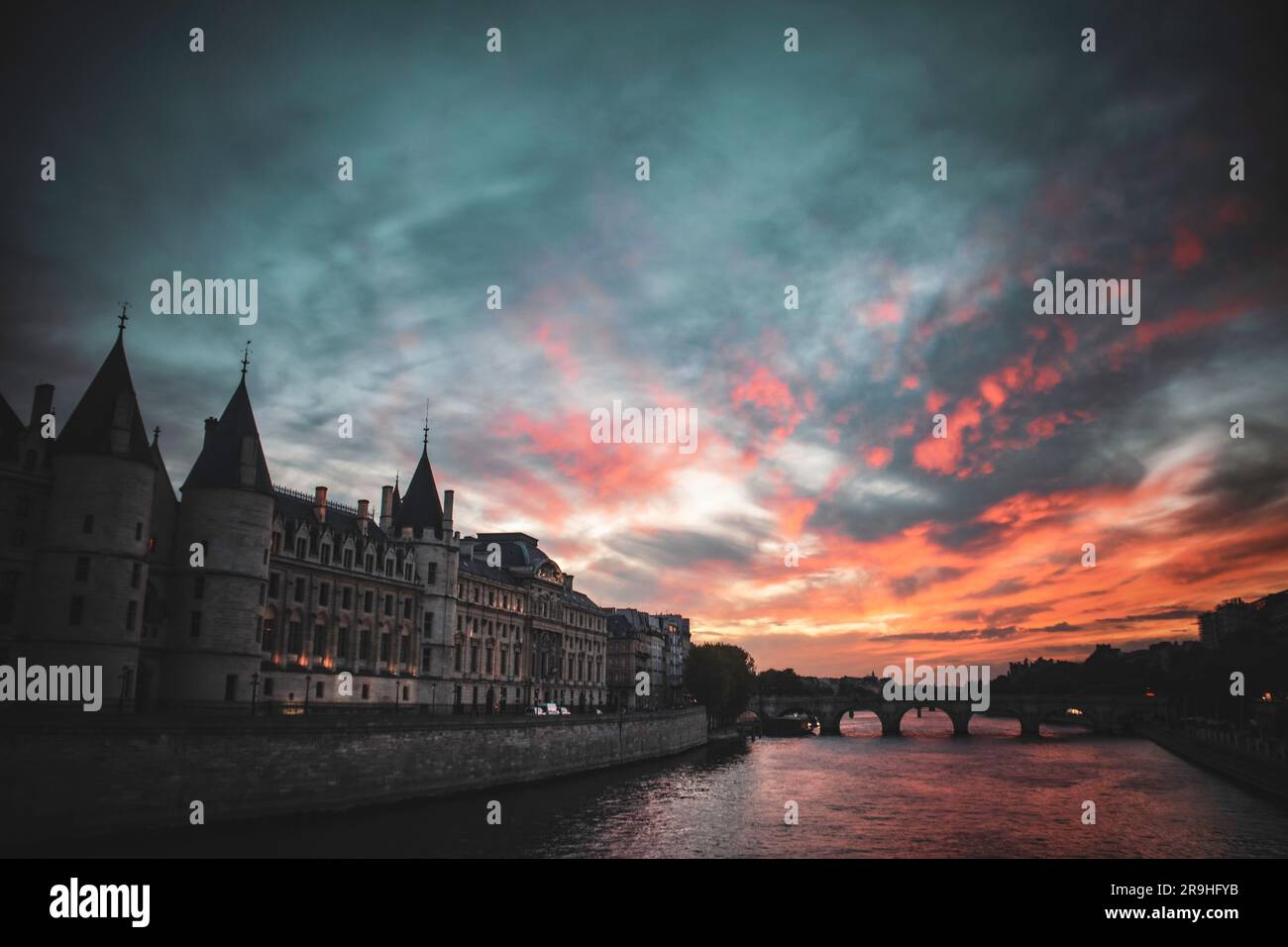 Scarlet bridge hi-res stock photography and images - Alamy