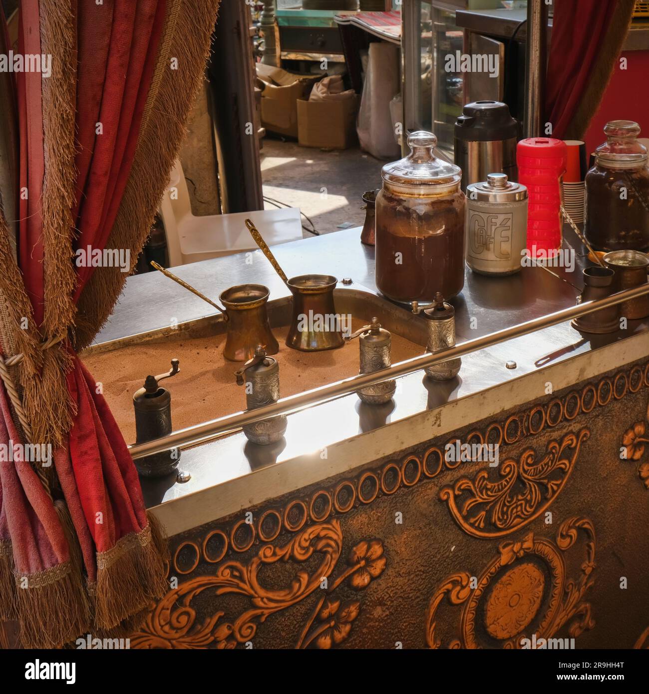 Turkish tambur hi-res stock photography and images - Alamy