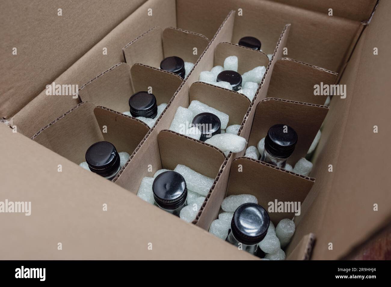 Filling the carton - packing for shipping the glass Stock Photo - Alamy