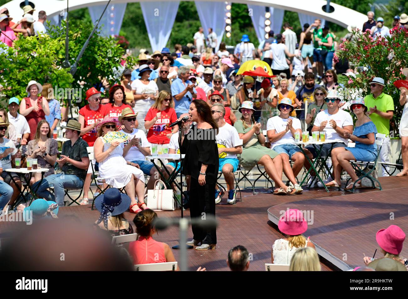 Judy Weiss bei einem Auftritt in der TV-Show ZDF-Fernsehgarten im ZDF ...