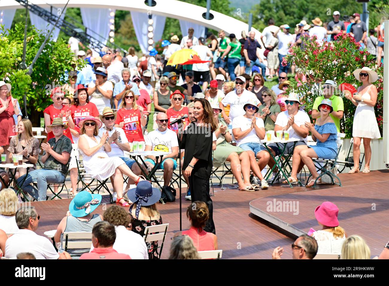 Judy Weiss bei einem Auftritt in der TV-Show ZDF-Fernsehgarten im ZDF ...