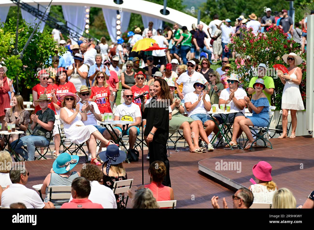 Judy Weiss bei einem Auftritt in der TV-Show ZDF-Fernsehgarten im ZDF ...