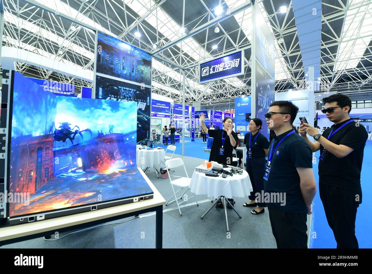 Vr experience hi-res stock photography and images - Alamy