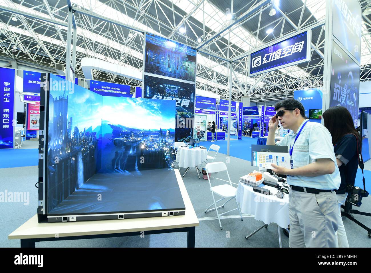 Immersive vr experience hi-res stock photography and images - Alamy