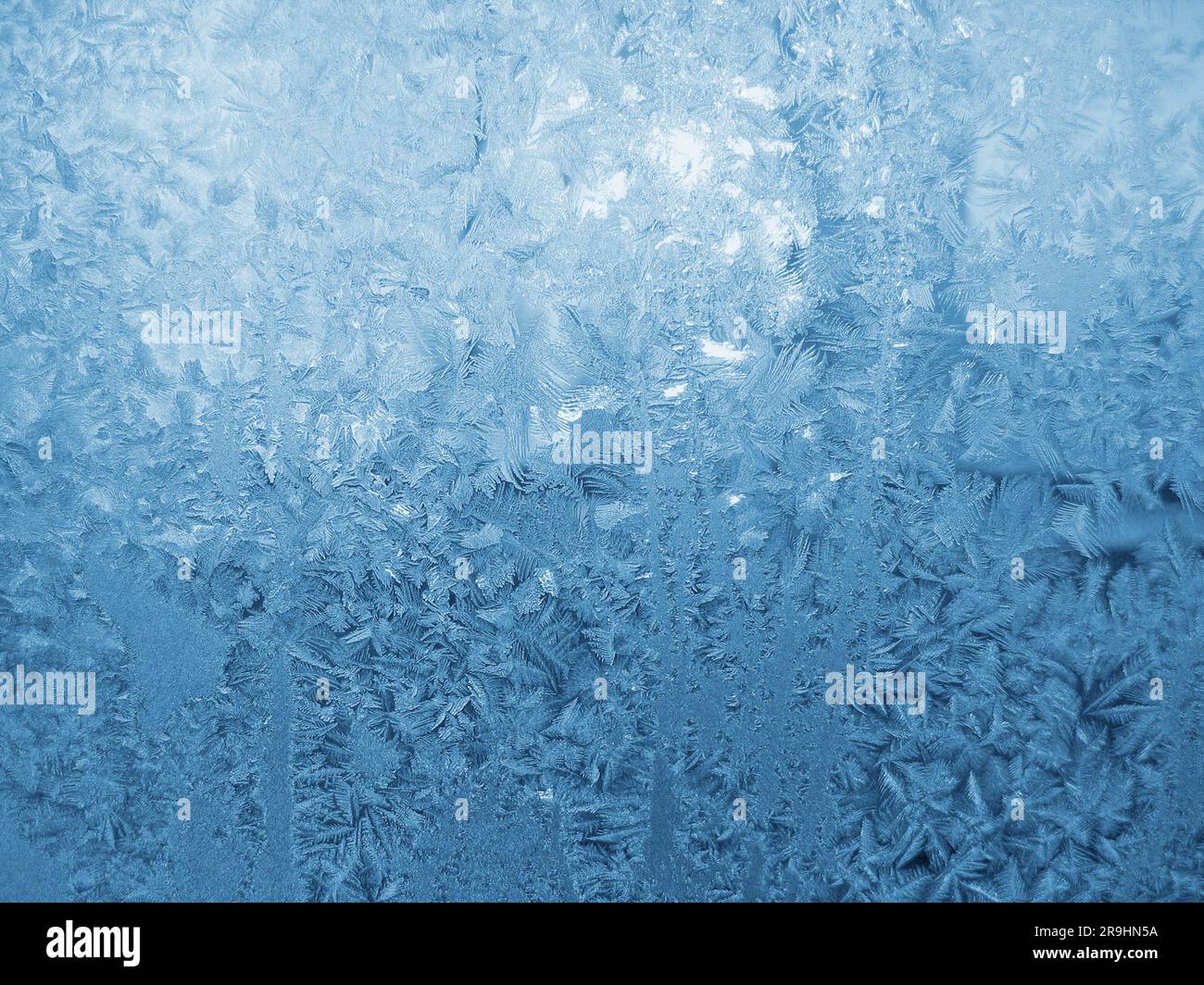 Beautiful natural ice pattern on winter window glass, close-up ...