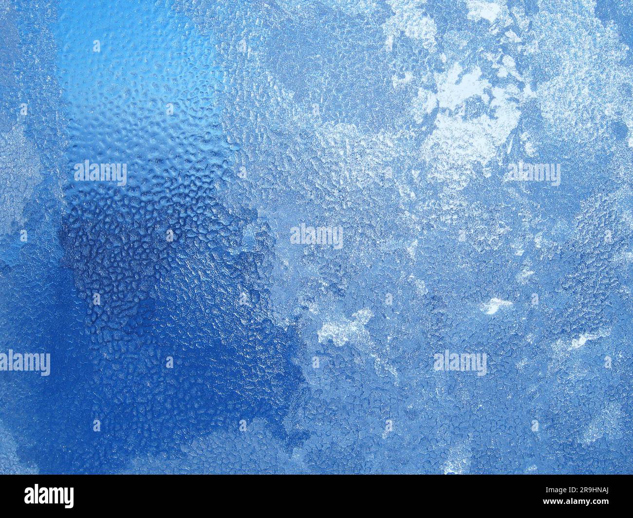 Beautiful natural ice pattern on winter window glass, close-up ...