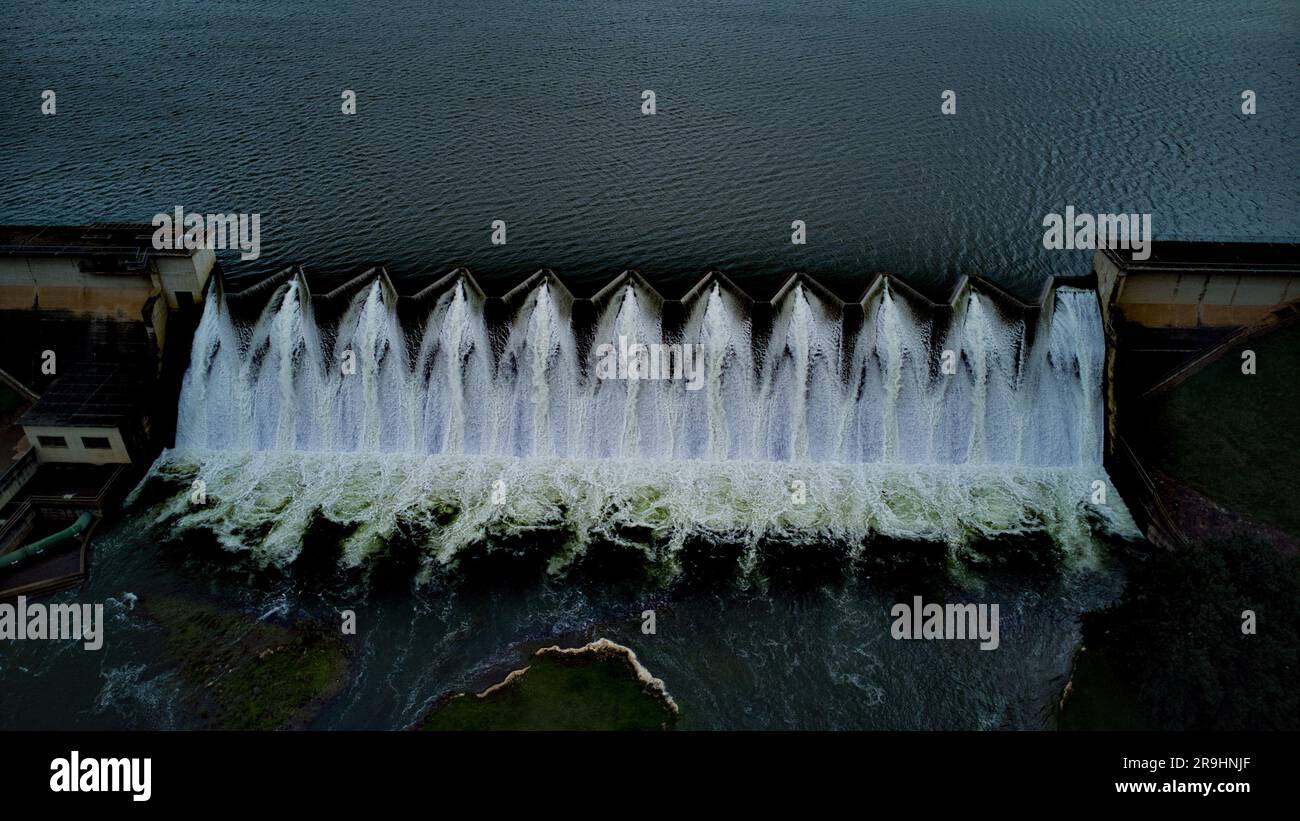 Midmar dam wall in flood Stock Photo - Alamy
