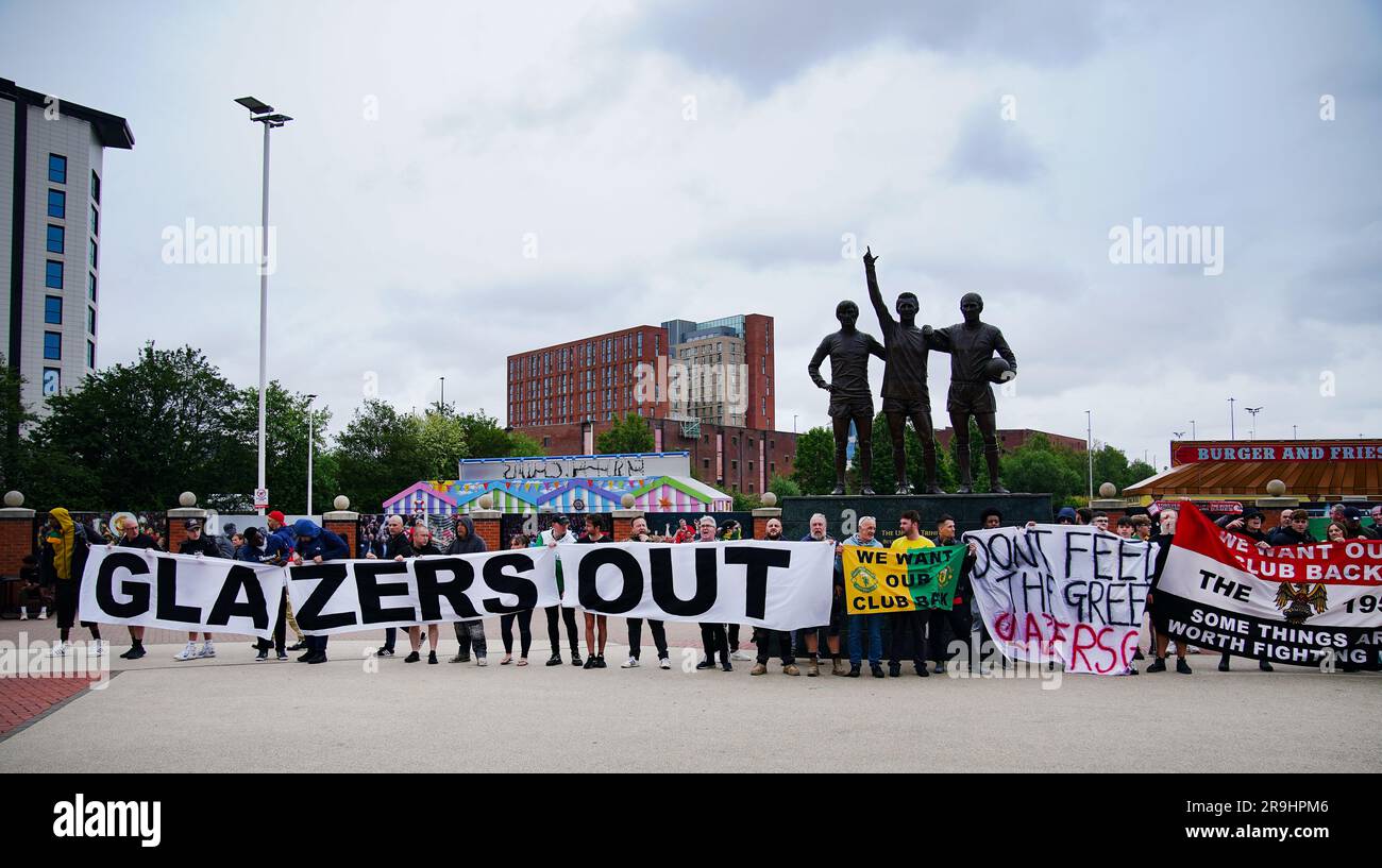Manchester United fans gather by the United Trinity statue outside Old ...