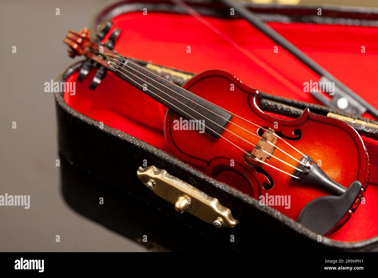 Full size violin bow hi-res stock photography and images - Alamy