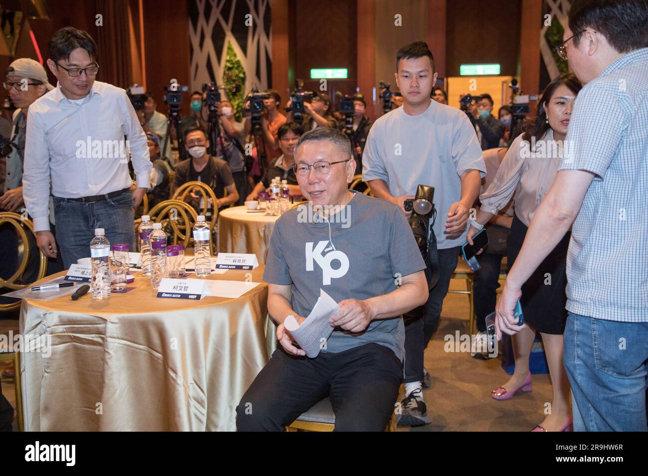 Ko Wen-Je , the chairman of the Taiwan presidential candidate attend a ...