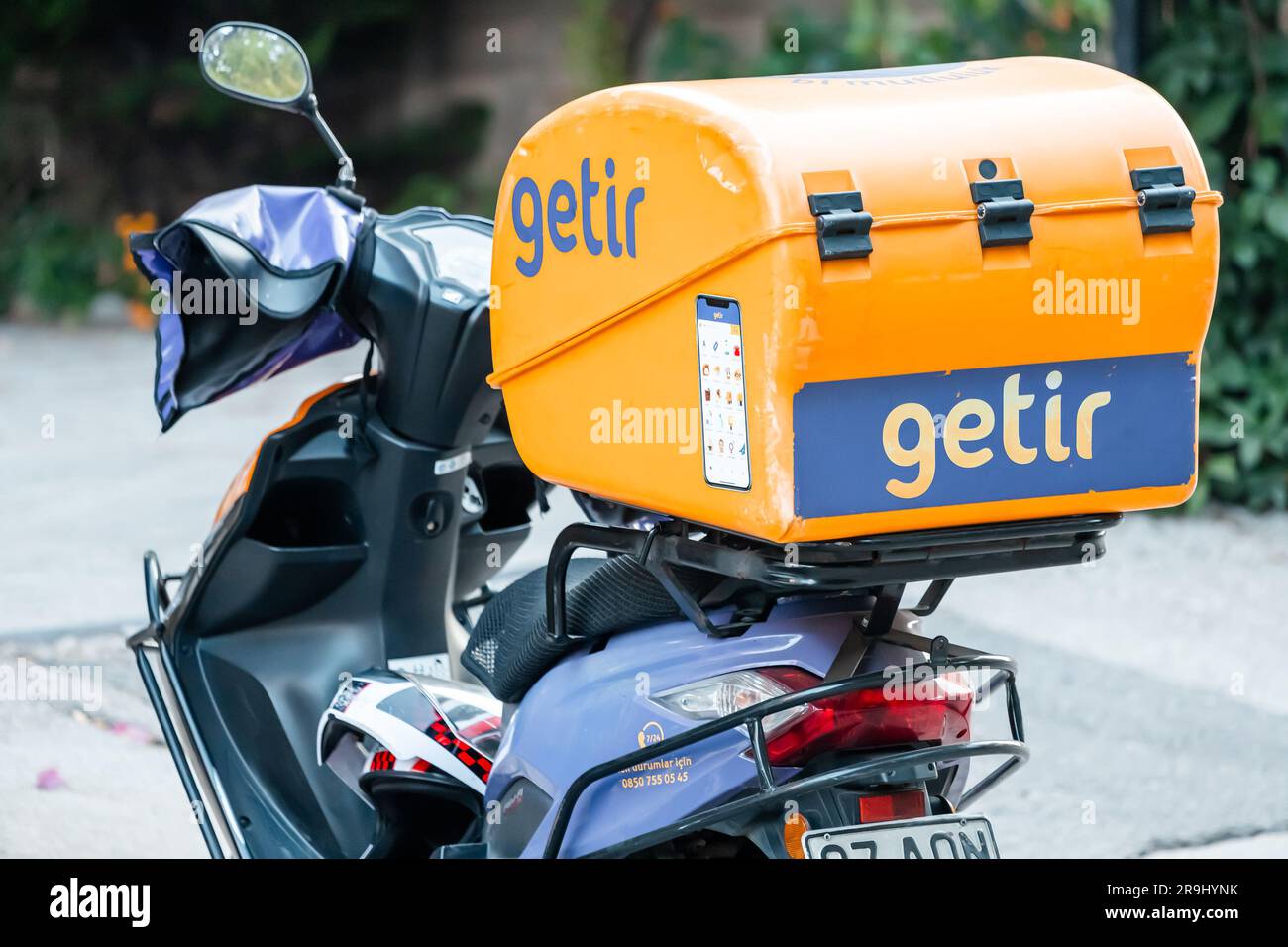 15 August 2022, Antalya, Turkey: getir delivery service logo on a ...