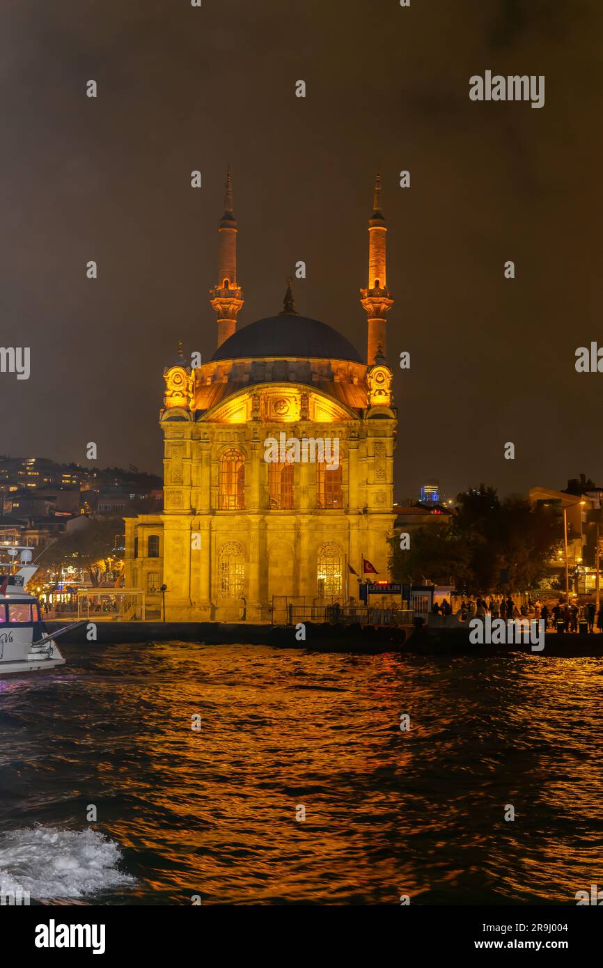 Istanbul bosphorus at night Stock Photo - Alamy