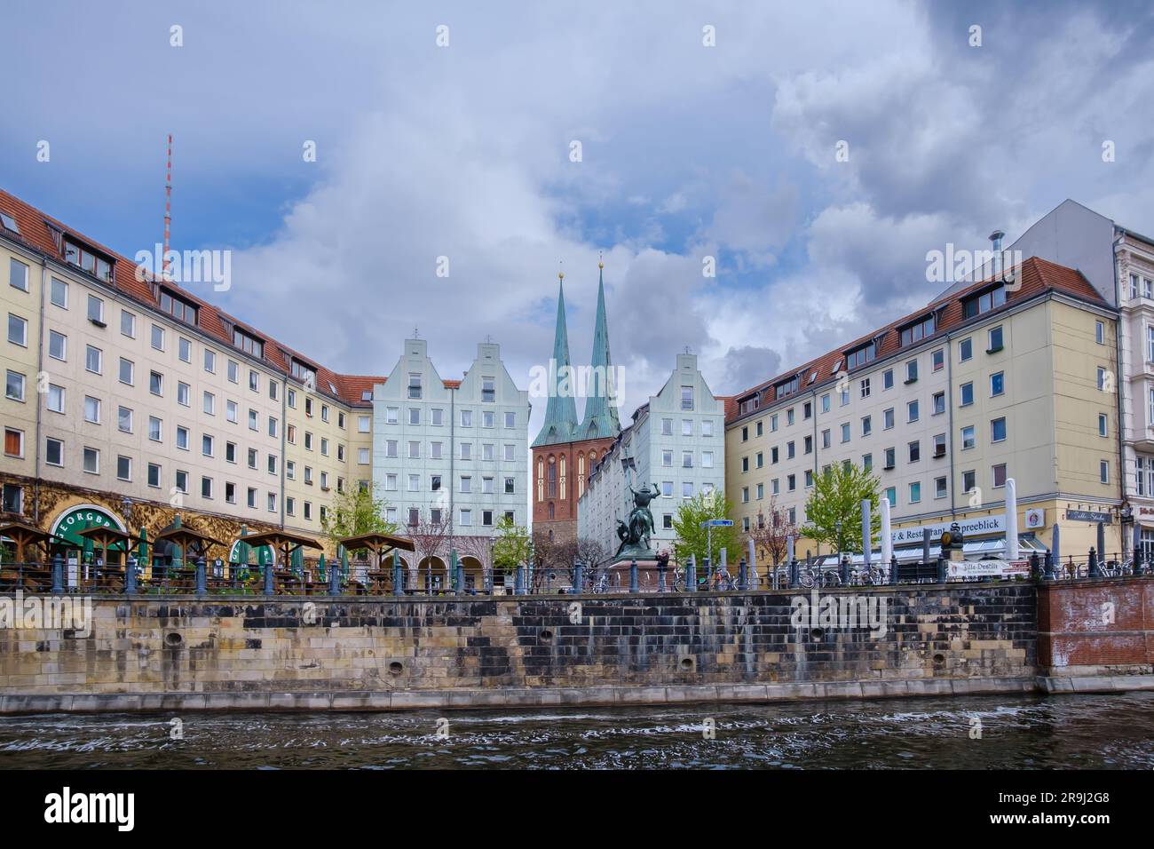 Bronze statue st george dragon hi-res stock photography and images - Alamy