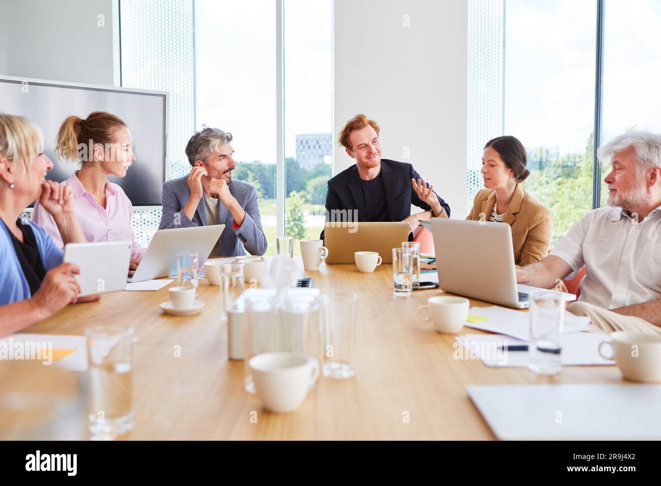 Professionals team meeting hi-res stock photography and images - Alamy