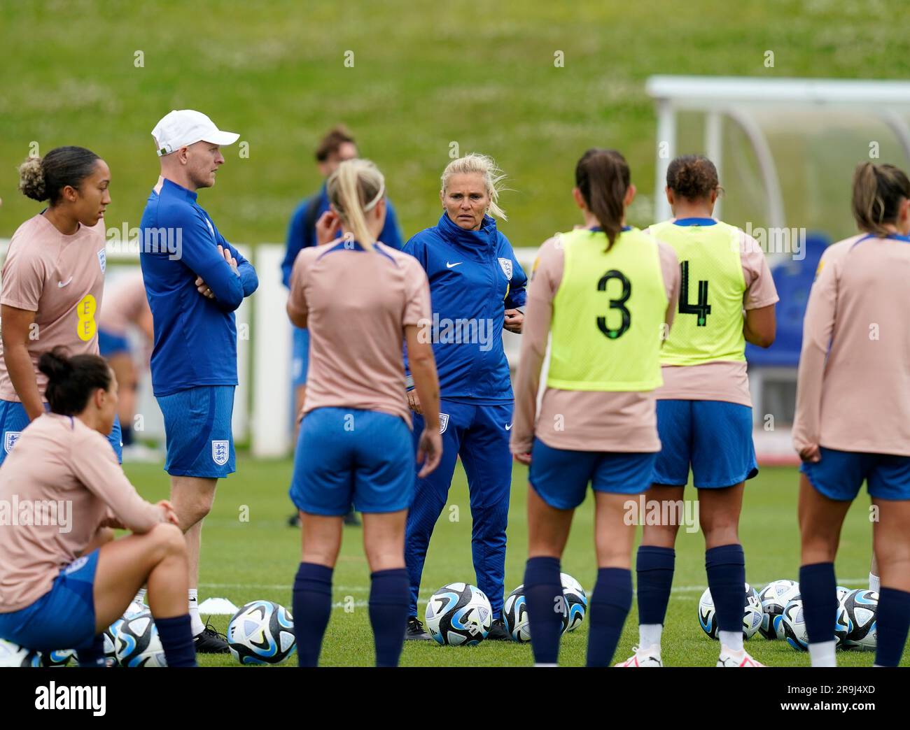 England women football team training hi-res stock photography and ...