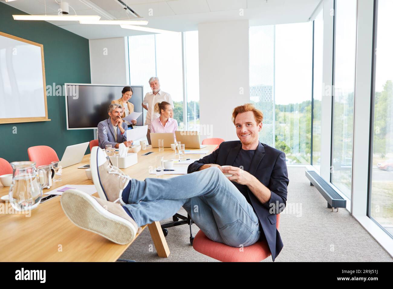 Relaxed discussion hi-res stock photography and images - Alamy